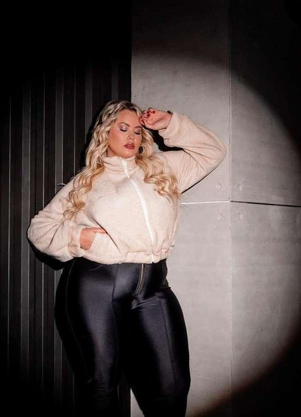 Jaqueta Teddy Plus Size Curta Bege - Ana Maya Curves